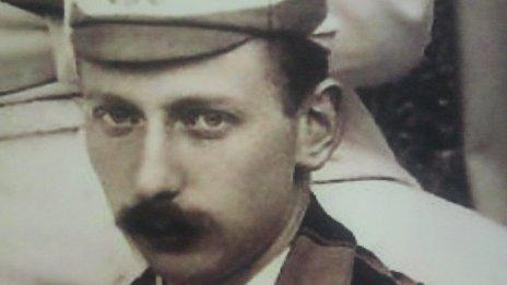 Tinsley Lindley Là Ai? - Thông Tin Chi Tiết Về Cầu Thủ Người Anh